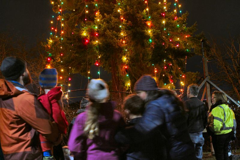 Holiday Tree Lighting – SMILE